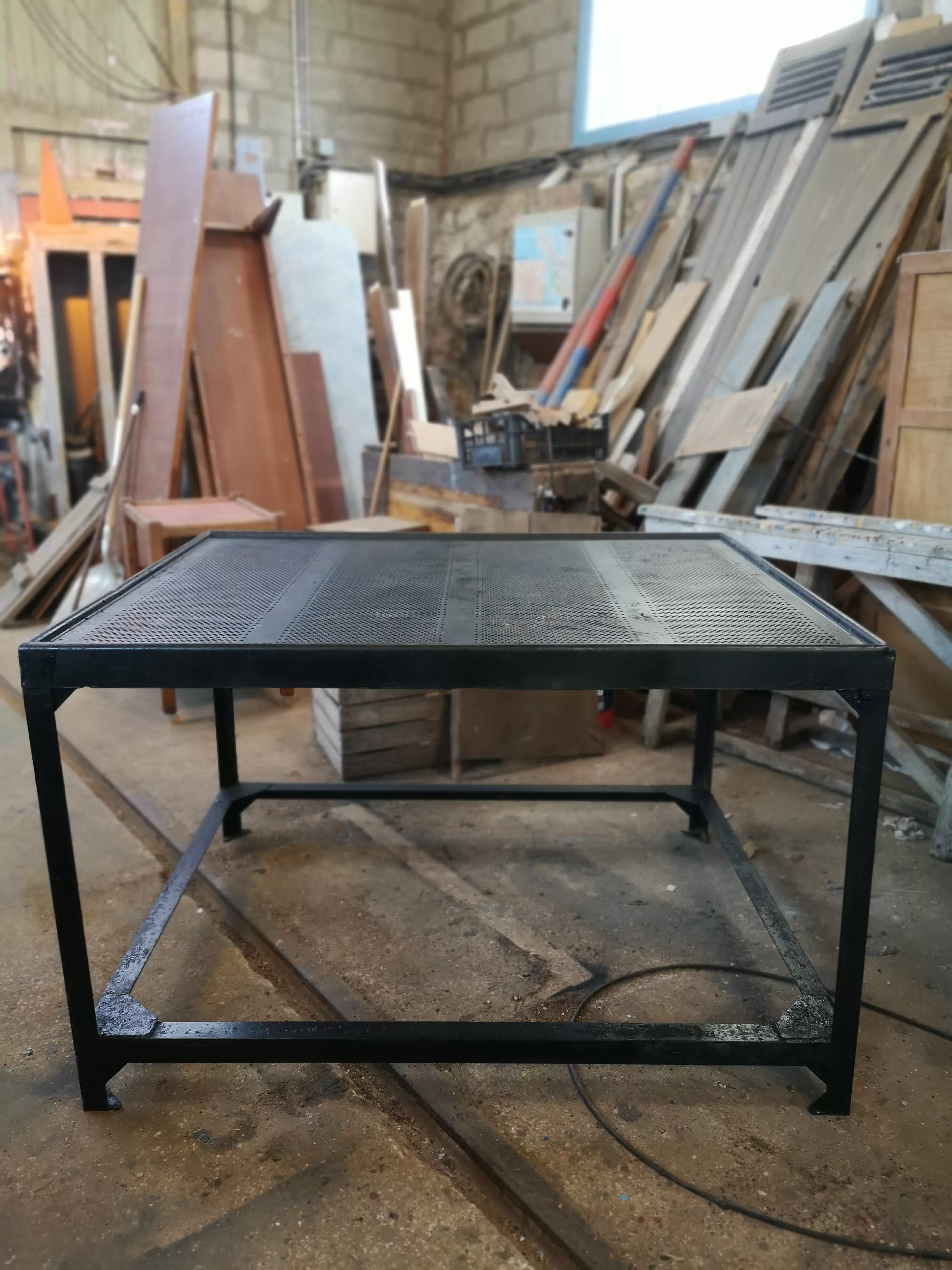 Table en acier perforé | Brikbroc, brocante en ligne