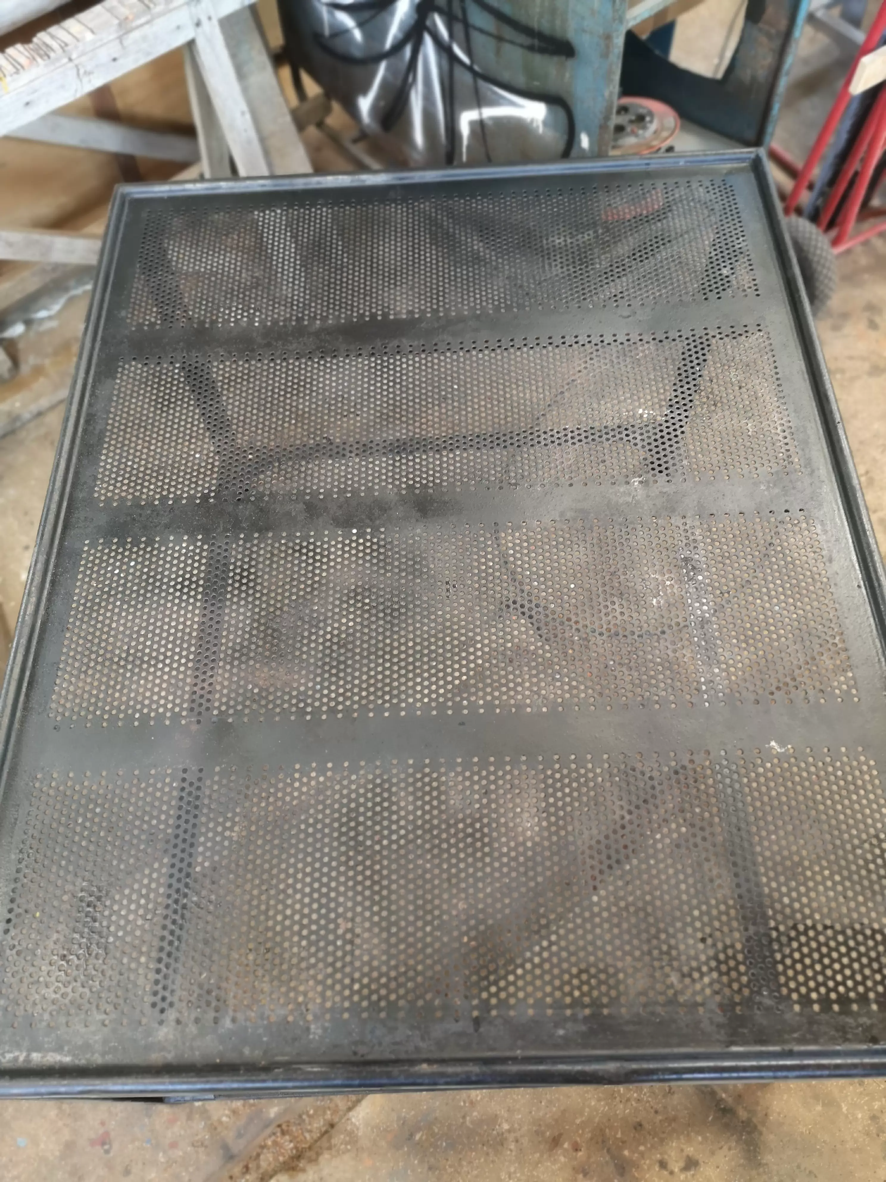 Table en acier perforé | Brikbroc, brocante en ligne