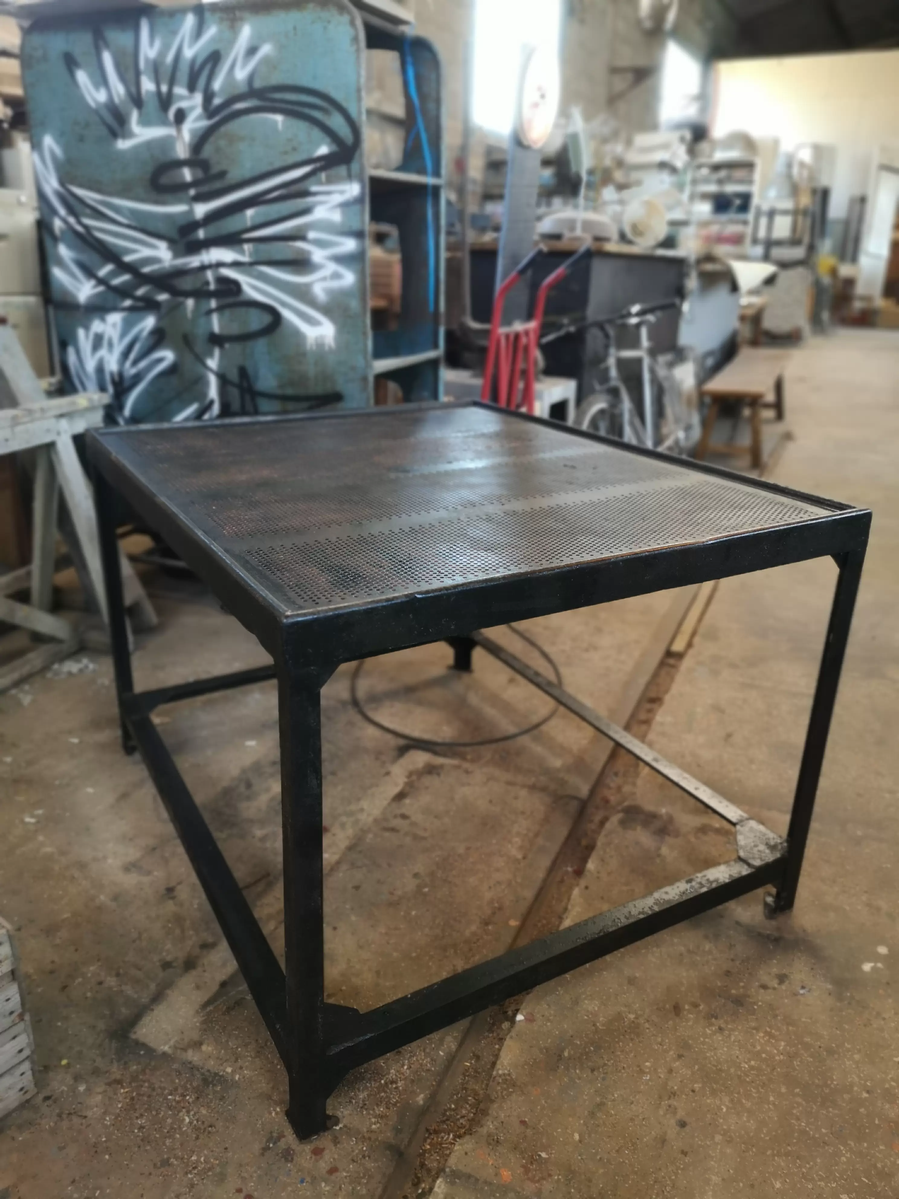 Table en acier perforé | Brikbroc, brocante en ligne